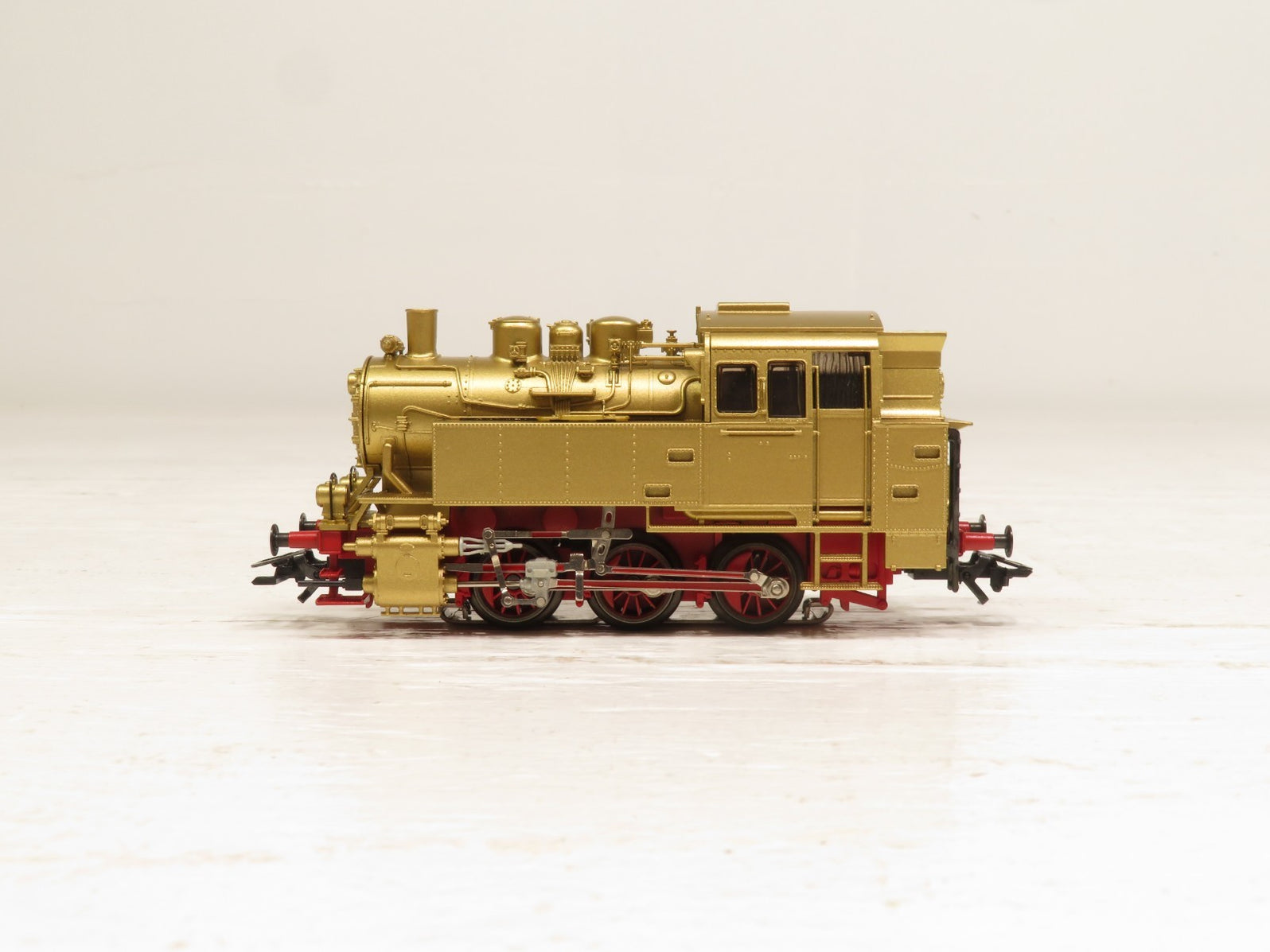 Marklin BR80 HO Digital Locomotive Gold LN — NY-ElectricTrains